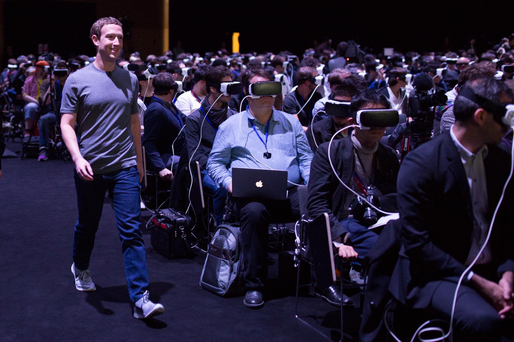 10 anos atrás, Zuckerberg comprou a Oculus para superar a Apple. Será ...